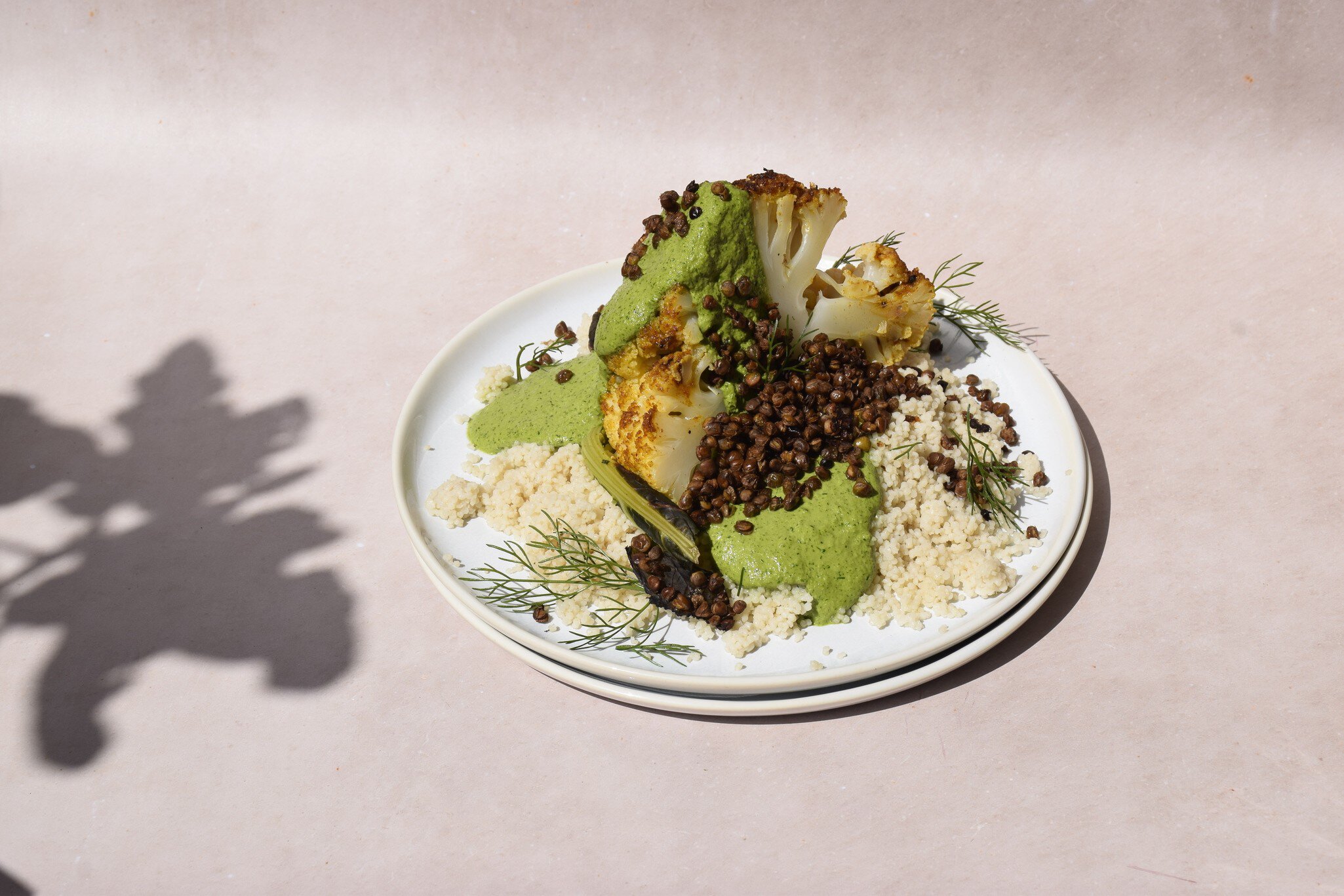 Glutenfreier ganzer Blumenkohl aus dem Ofen mit Couscous Rezept selbst machen | Alnavit